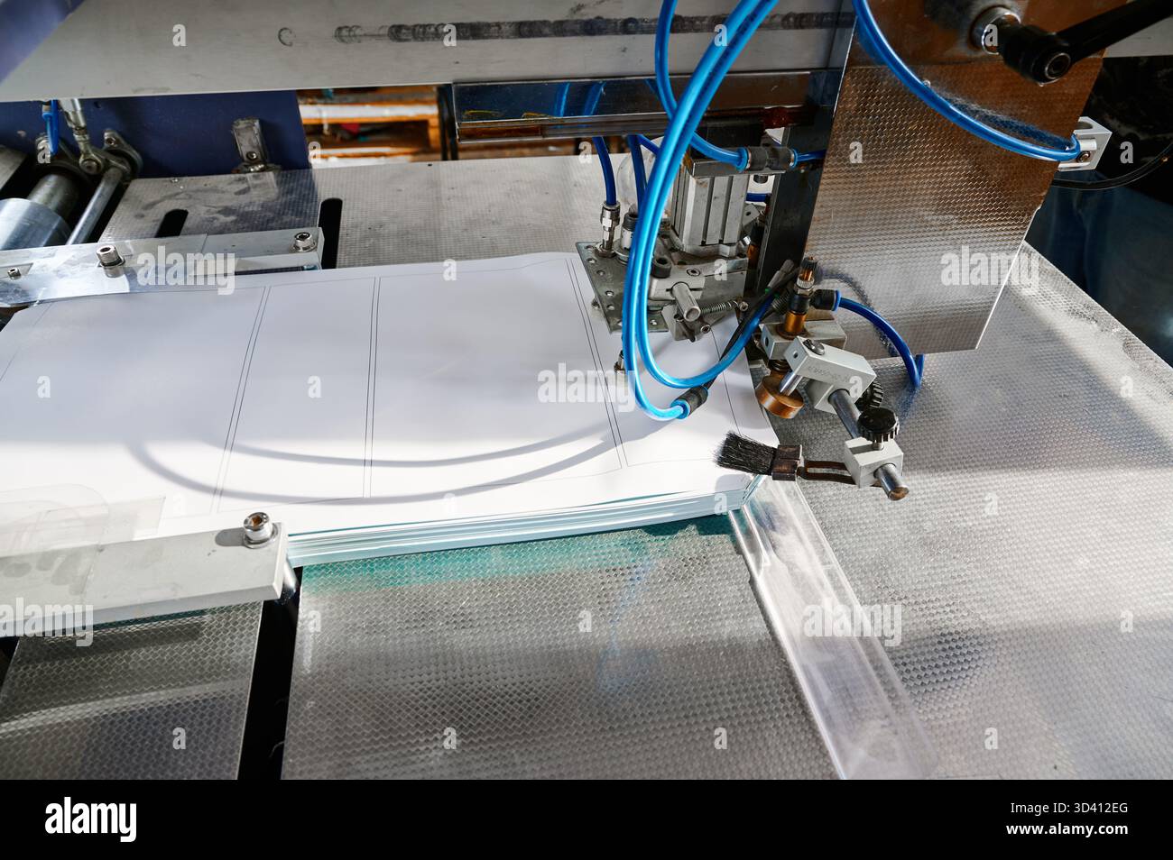 Innovative paper sheet feeding mechanism enhances efficiency in glue ...
