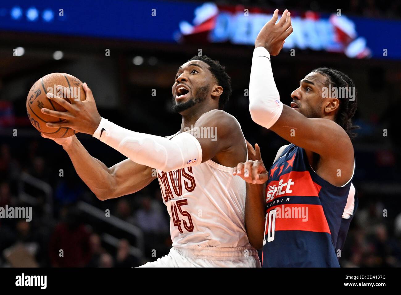 Cleveland Cavaliers guard Donovan Mitchell (45) drives past Washington ...