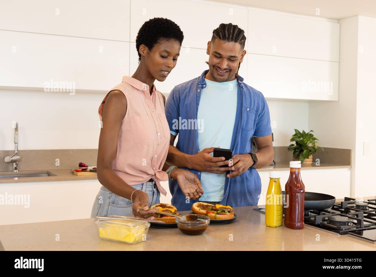 Assembling burgers hi-res stock photography and images - Alamy