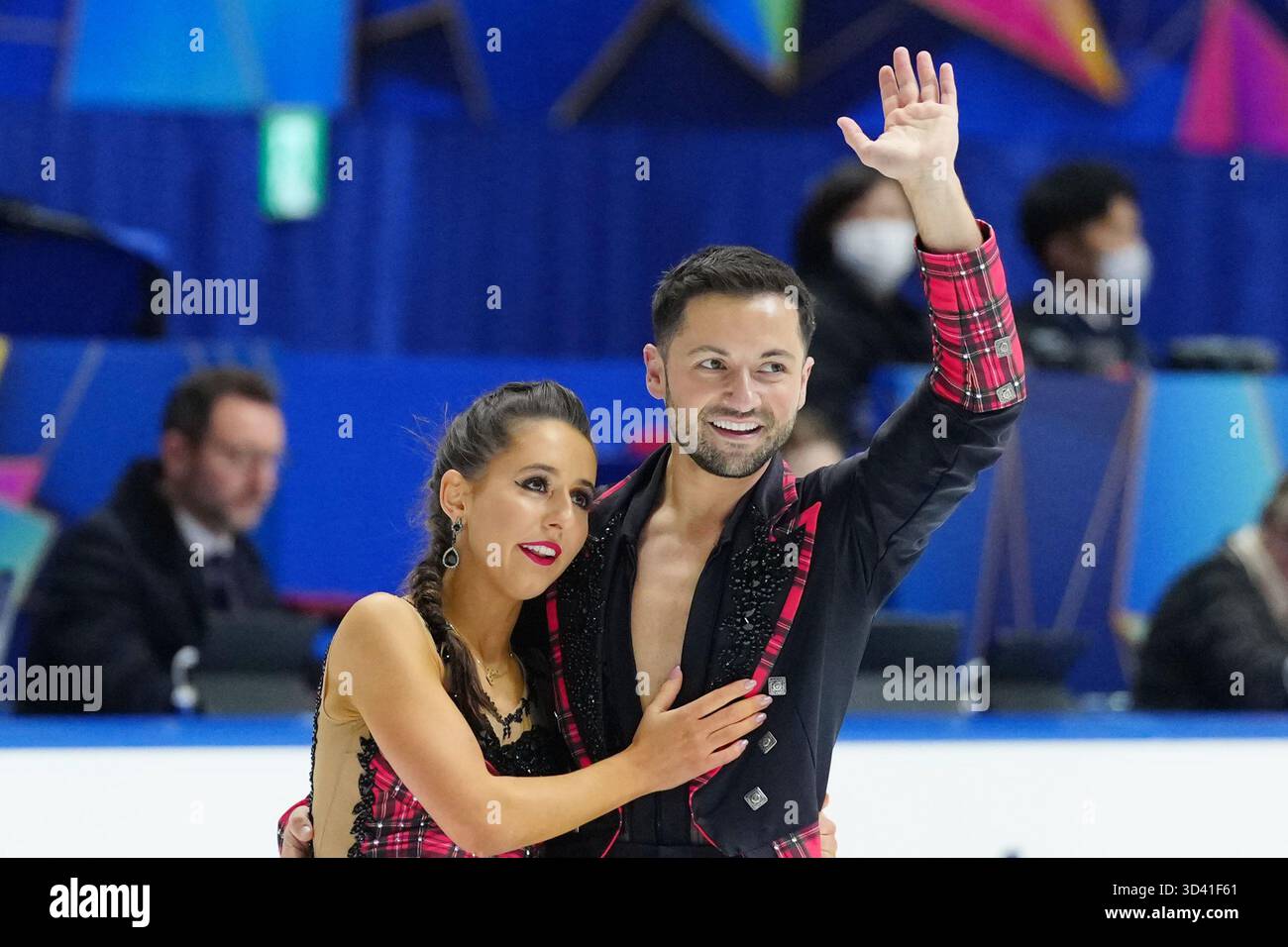 (251108) -- OSAKA, Nov. 8, 2025 (Xinhua) -- Lilah Fear/Lewis Gibson (R) of Britain react during ...