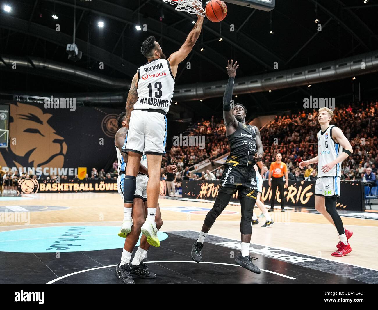 Martin Breunig (Veolia Towers Hamburg, 13) blocks the shot by Barra ...