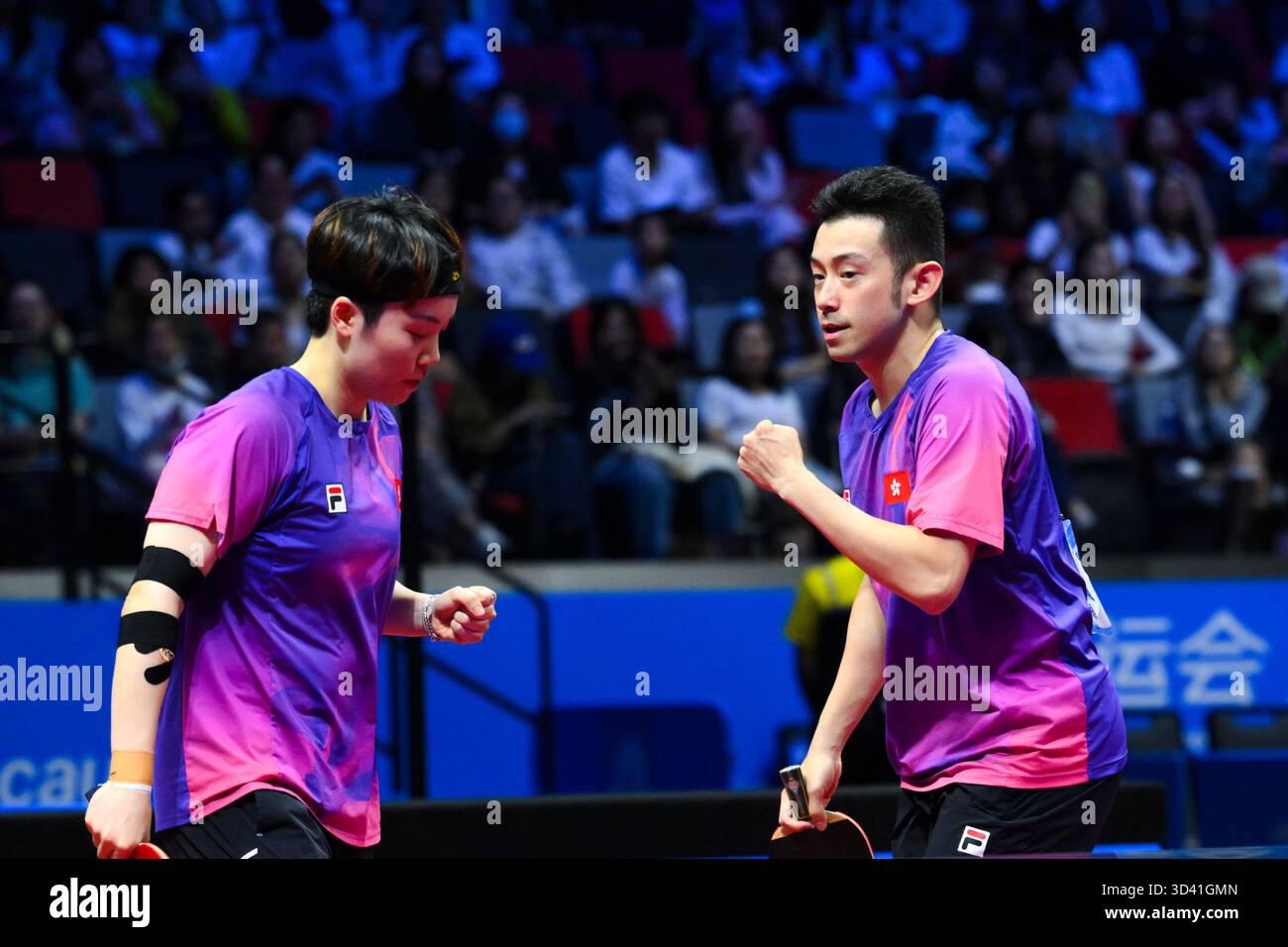(251108) -- MACAO, Nov. 8, 2025 (Xinhua) -- Wong Chun Ting (R)/Doo Hoi ...