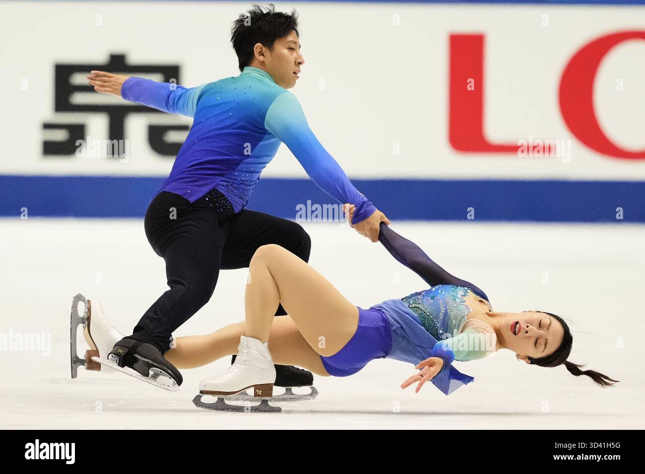 Sui Wenjing and Han Cong, of China, perform during the pairs' free ...