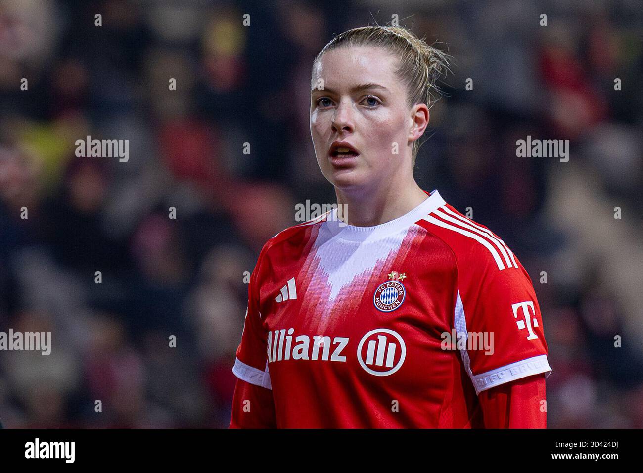 Alara Sehitler (FC FC Bayern Munich Women, #14) / Portrait / Portrait ...