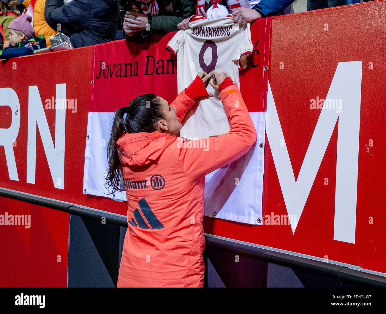 Jovana Damnjanovic (FC FC Bayern Munich Women, #09) at fan care ...