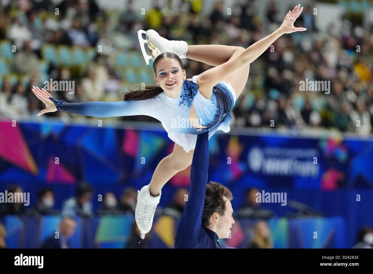 (251108) -- OSAKA, Nov. 8, 2025 (Xinhua) -- Maria Pavlova (top)/Alexei ...