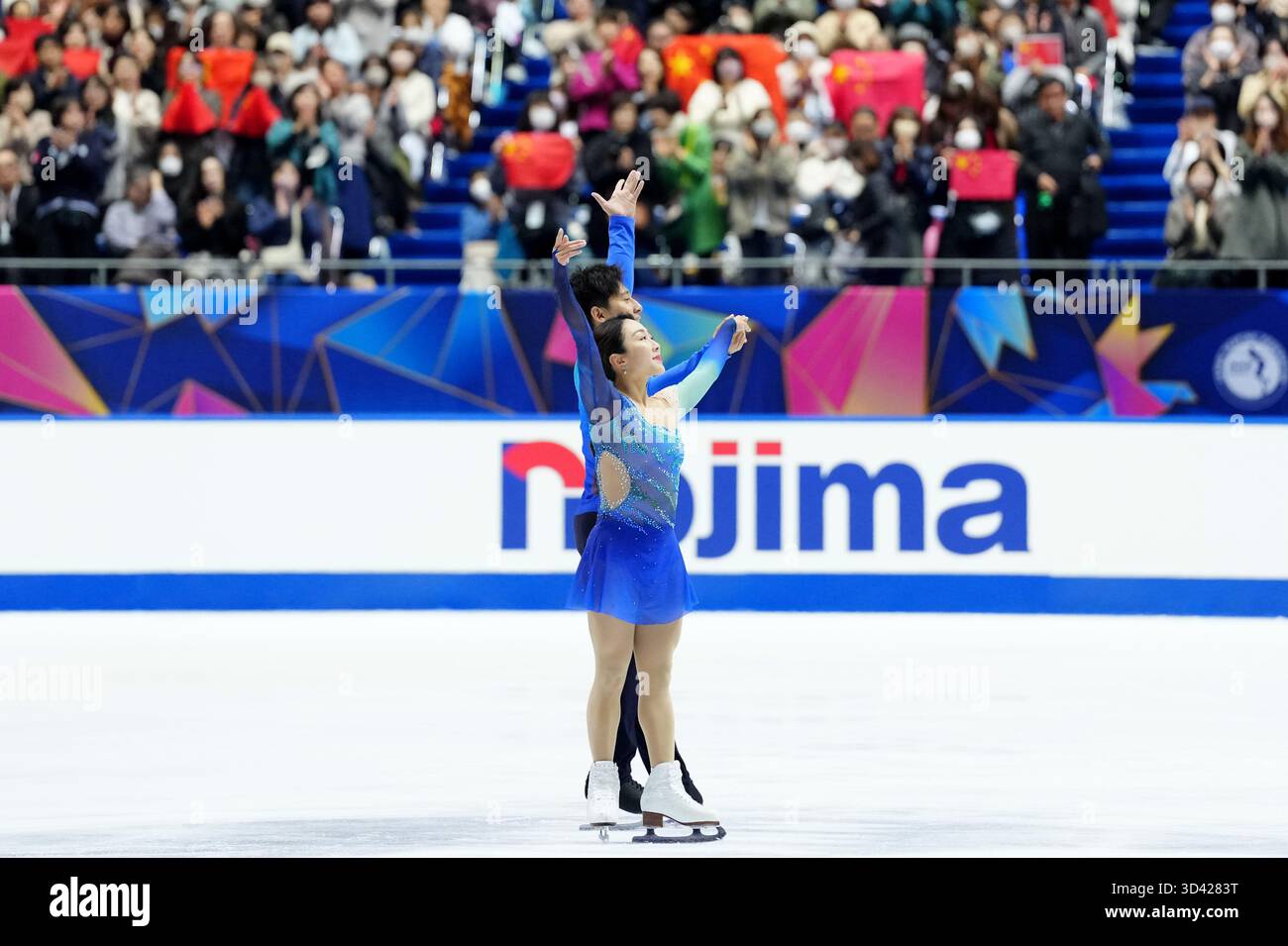 (251108) -- OSAKA, Nov. 8, 2025 (Xinhua) -- Sui Wenjing (front)/Han ...