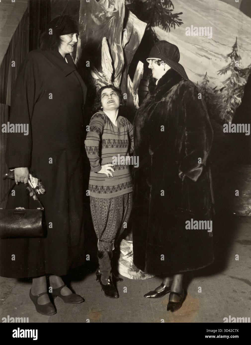 Irma and Frida Dreussen, the two tallest women in the world, stand next ...