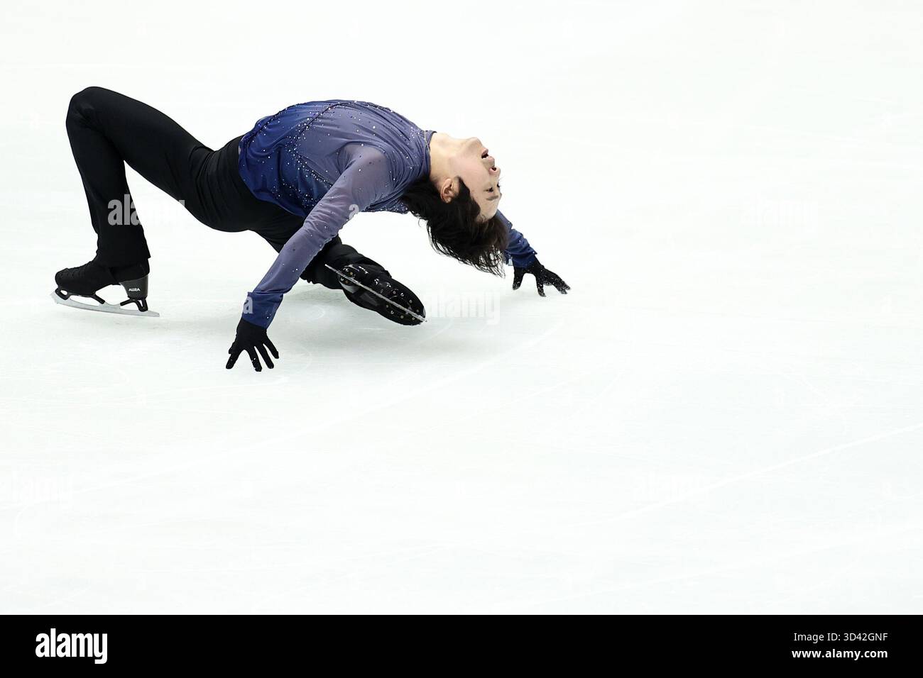 (251108) -- OSAKA, Nov. 8, 2025 (Xinhua) -- Jin Boyang of China ...