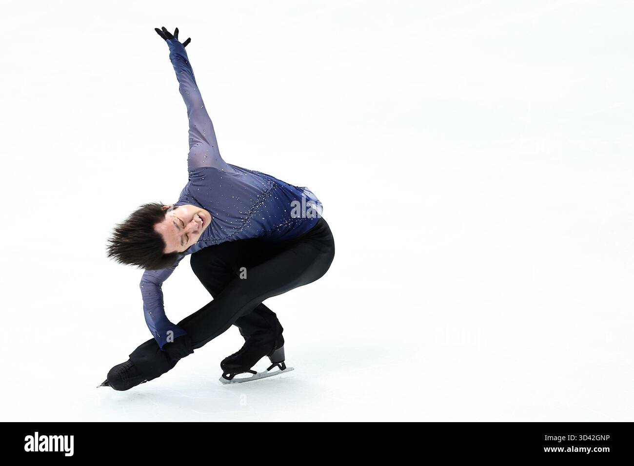 (251108) -- OSAKA, Nov. 8, 2025 (Xinhua) -- Jin Boyang of China ...