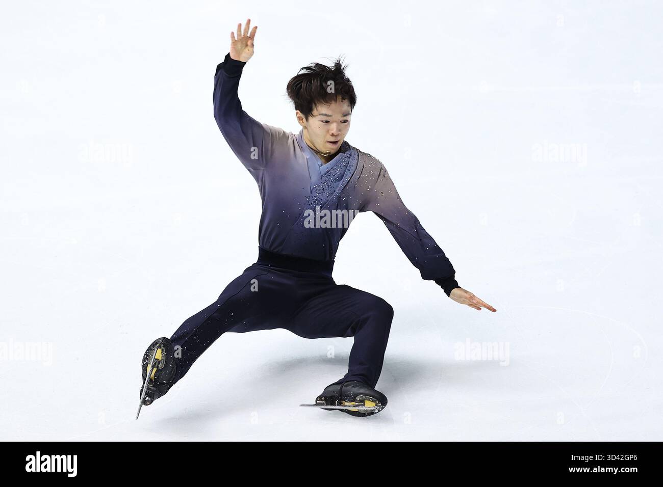 (251108) -- OSAKA, Nov. 8, 2025 (Xinhua) -- Kagiyama Yuma of Japan ...