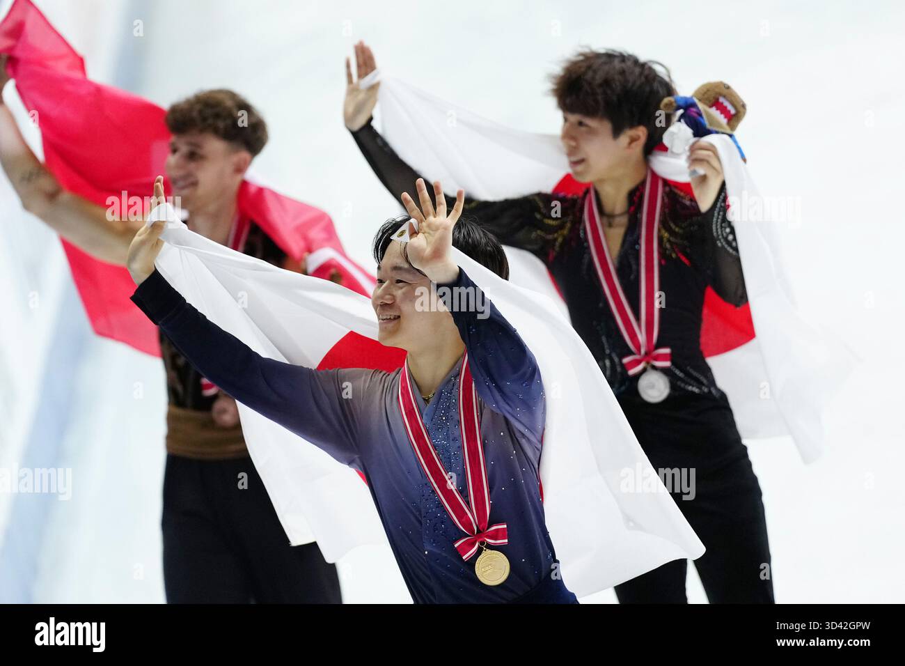 (251108) -- OSAKA, Nov. 8, 2025 (Xinhua) -- Gold medalist Kagiyama Yuma ...