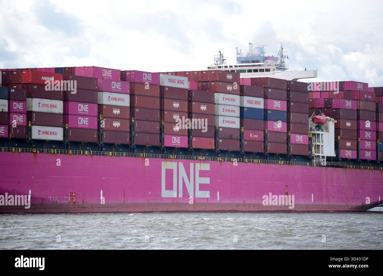 18 September 2025, Hamburg: The container ship One Henry Hudson of the ...