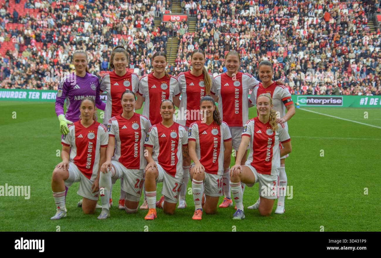 Teamfoto Ajax before the game between Ajax and PSV women at Johan ...