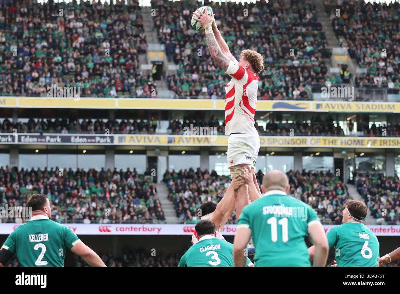 Japan's Warner Dearns (Captain) wins a lineup during the rugby union ...