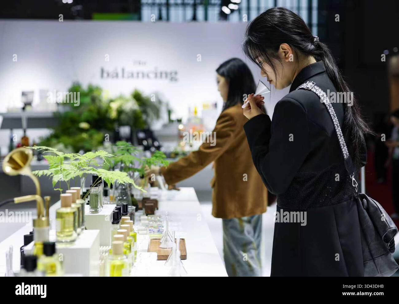 (251108) -- SHANGHAI, Nov. 8, 2025 (Xinhua) -- Visitors sample ...