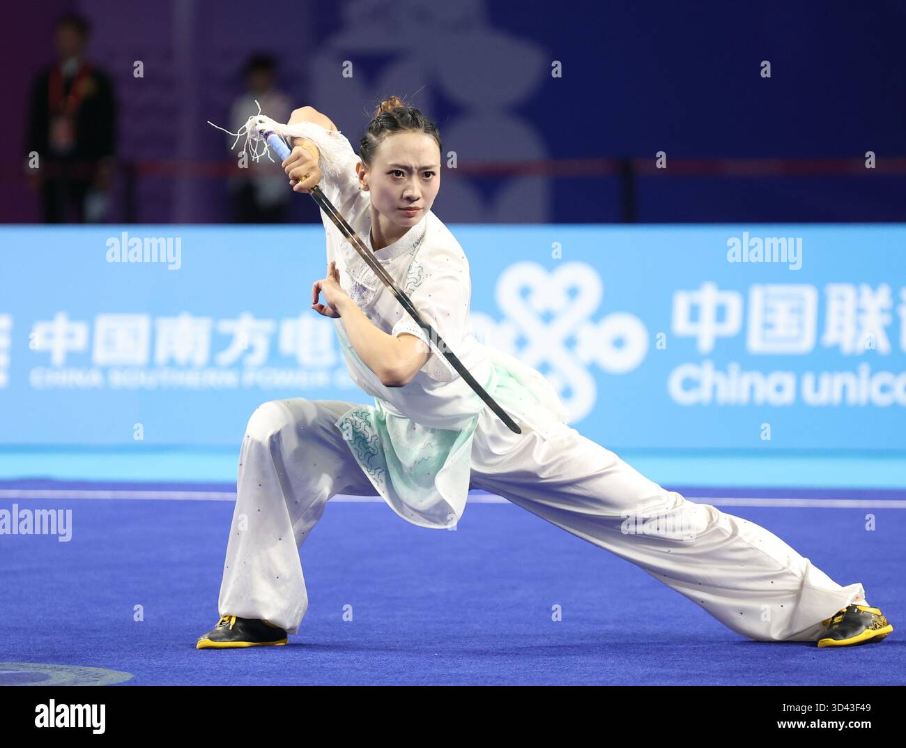 (251108) -- GUANGZHOU, Nov. 8, 2025 (Xinhua) -- Yao Yang of Shanxi ...
