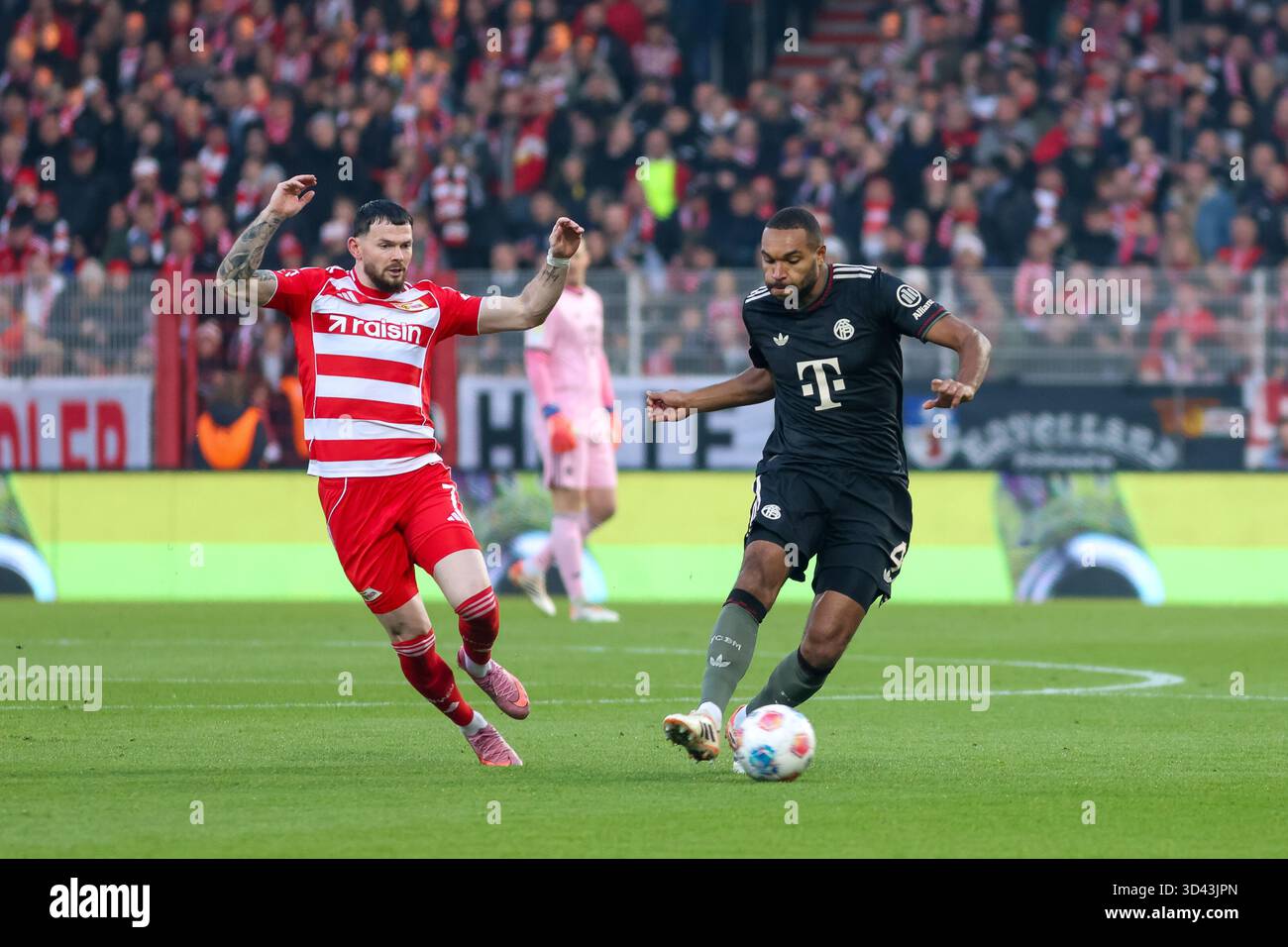 Jonathan Tah (FC FC Bayern Munich, #04) with Oliver Burke (1. Union ...