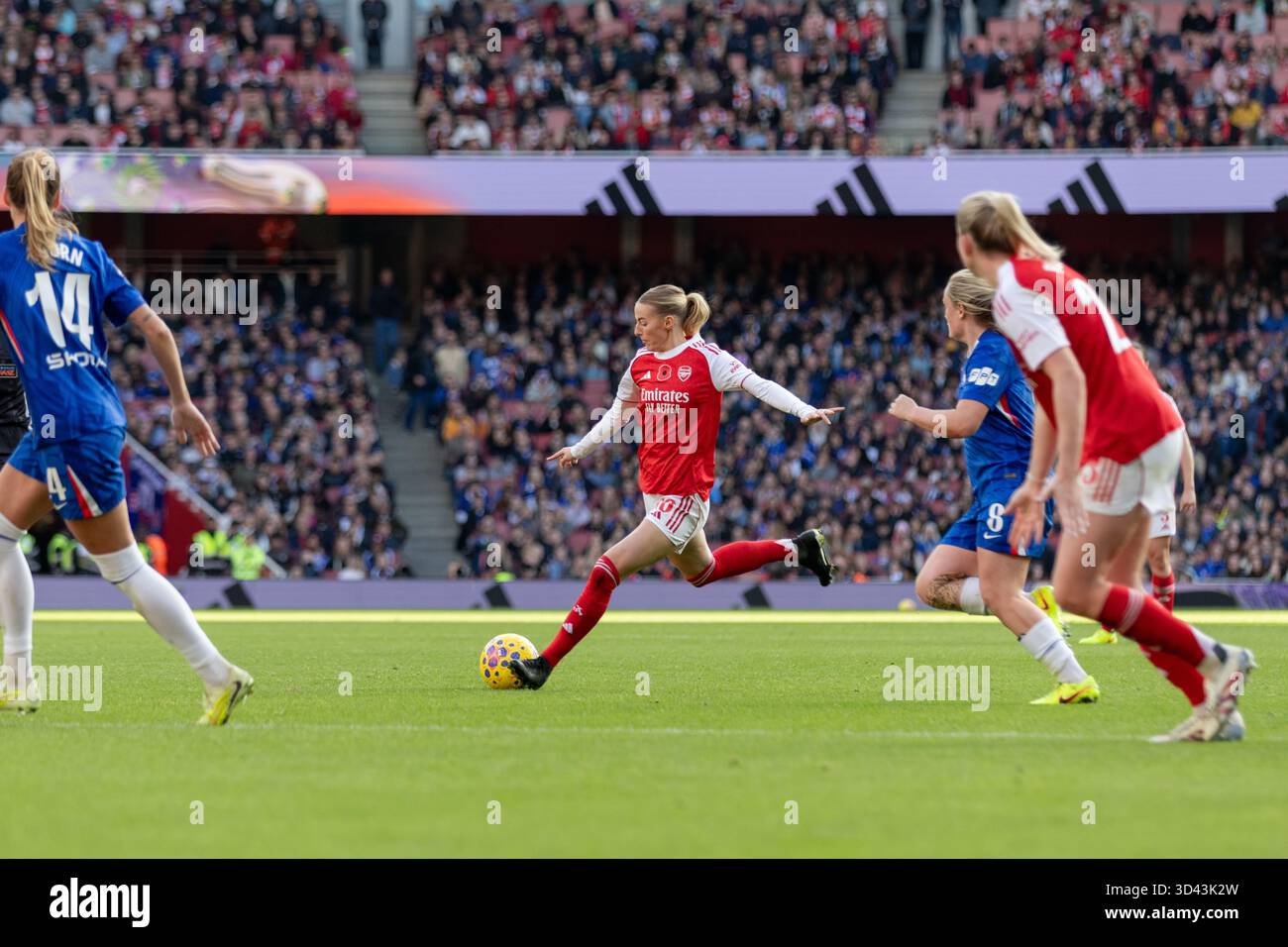 London, UK. 8th Nov 2025. Chloe Kelly of Arsenal Women in action during ...