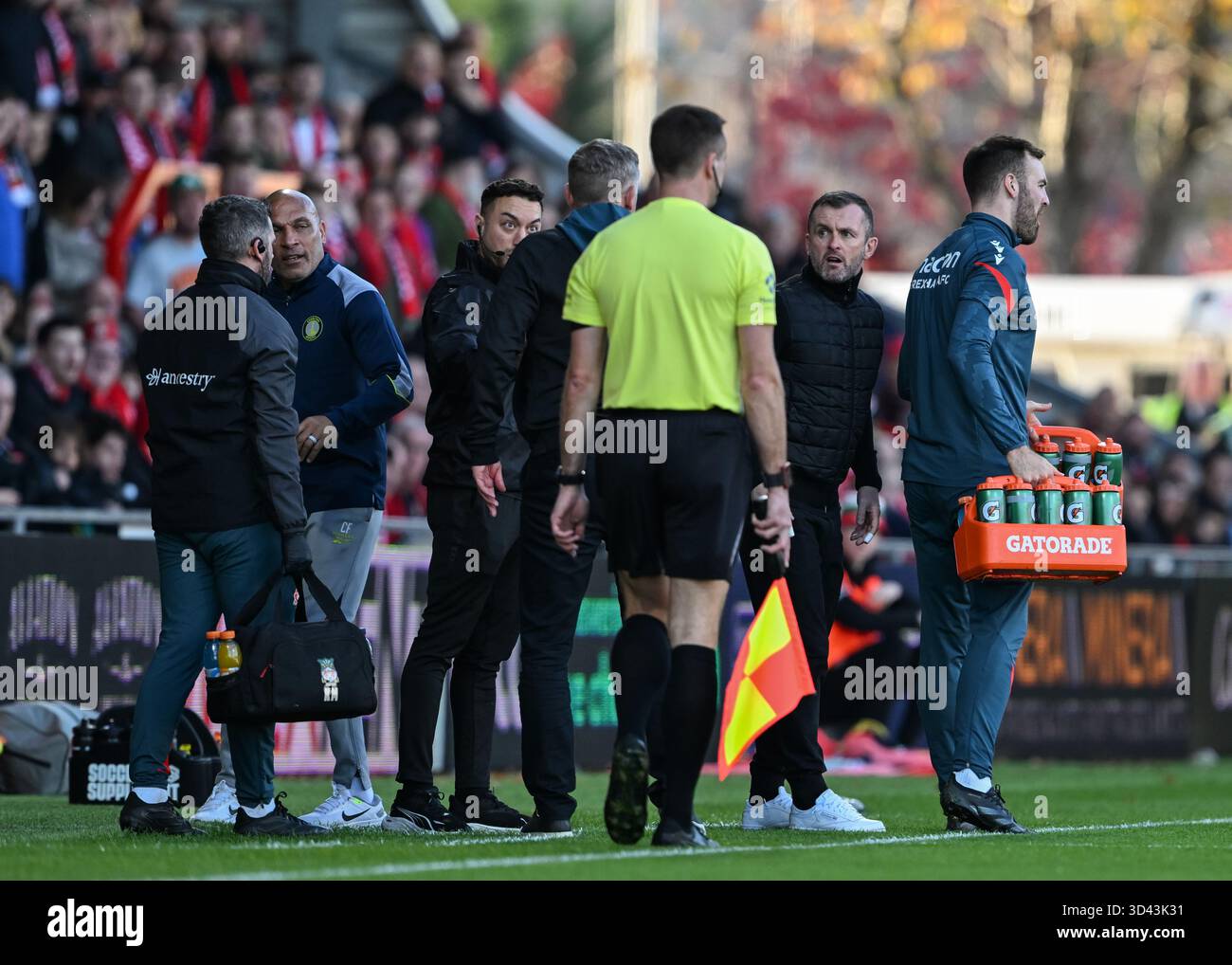 Wrexham manager Phil Parkinson and Charlton Athletic manager Nathan ...