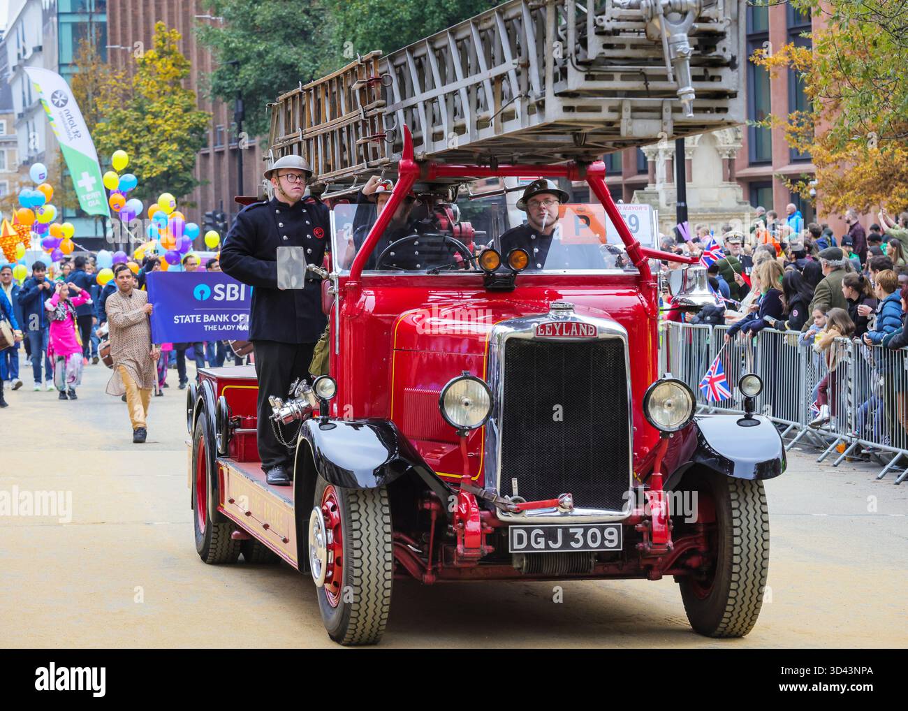 London, UK. 08th Nov, 2025. A historic fire engine with the Worshipful ...