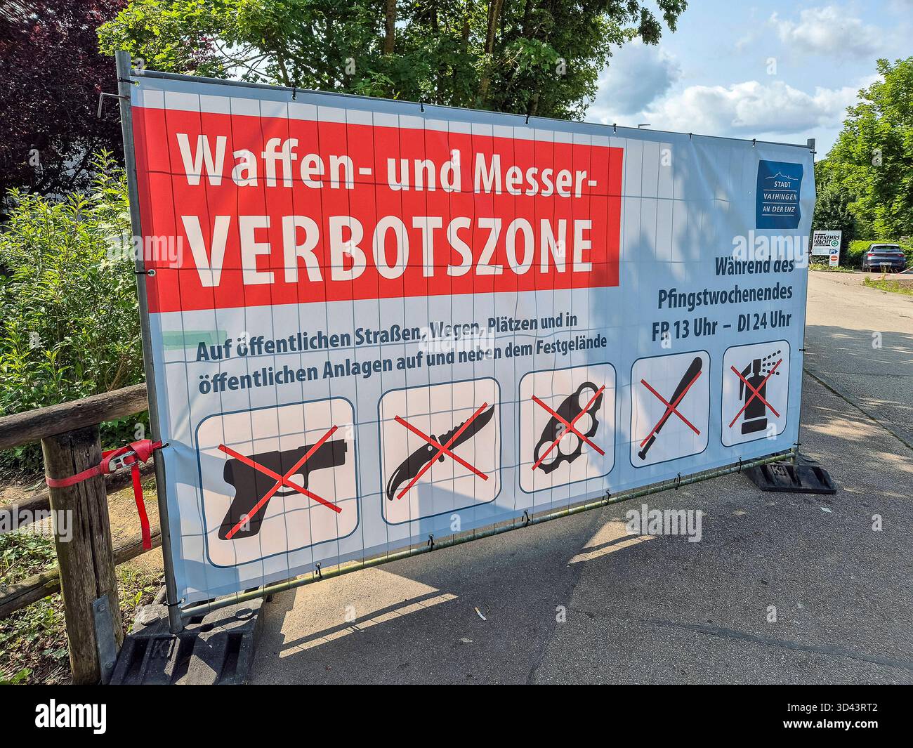 Hinweisschild zur Waffenverbotszone, Deutschland, Baden-Württemberg ...