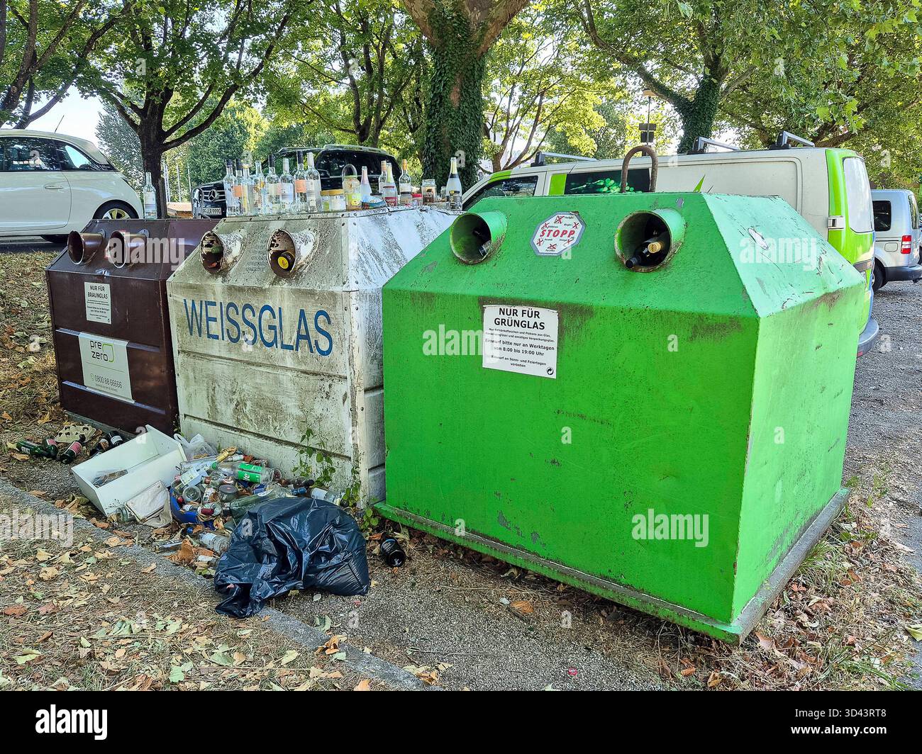 Eine grüne Mülltone für Papier und eine schwarze Mülltonne für Restmüll sind übervoll, BLF ...