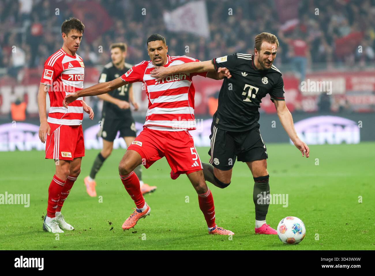 Harry Kane (FC FC Bayern Munich, #09) with Danilho Doekhi (1. Union ...