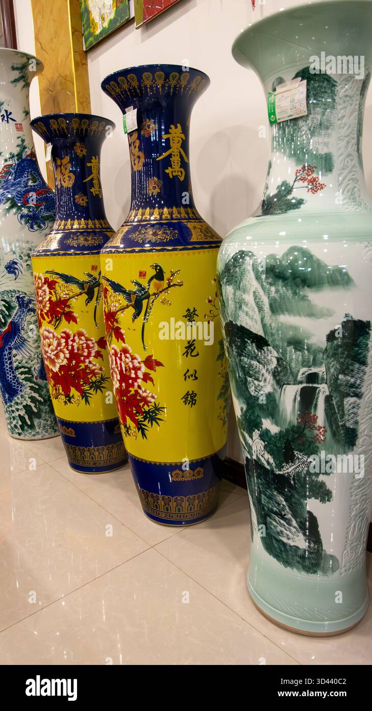 Traditional Chinese souvenir shop in Xi'an, China Stock Photo - Alamy