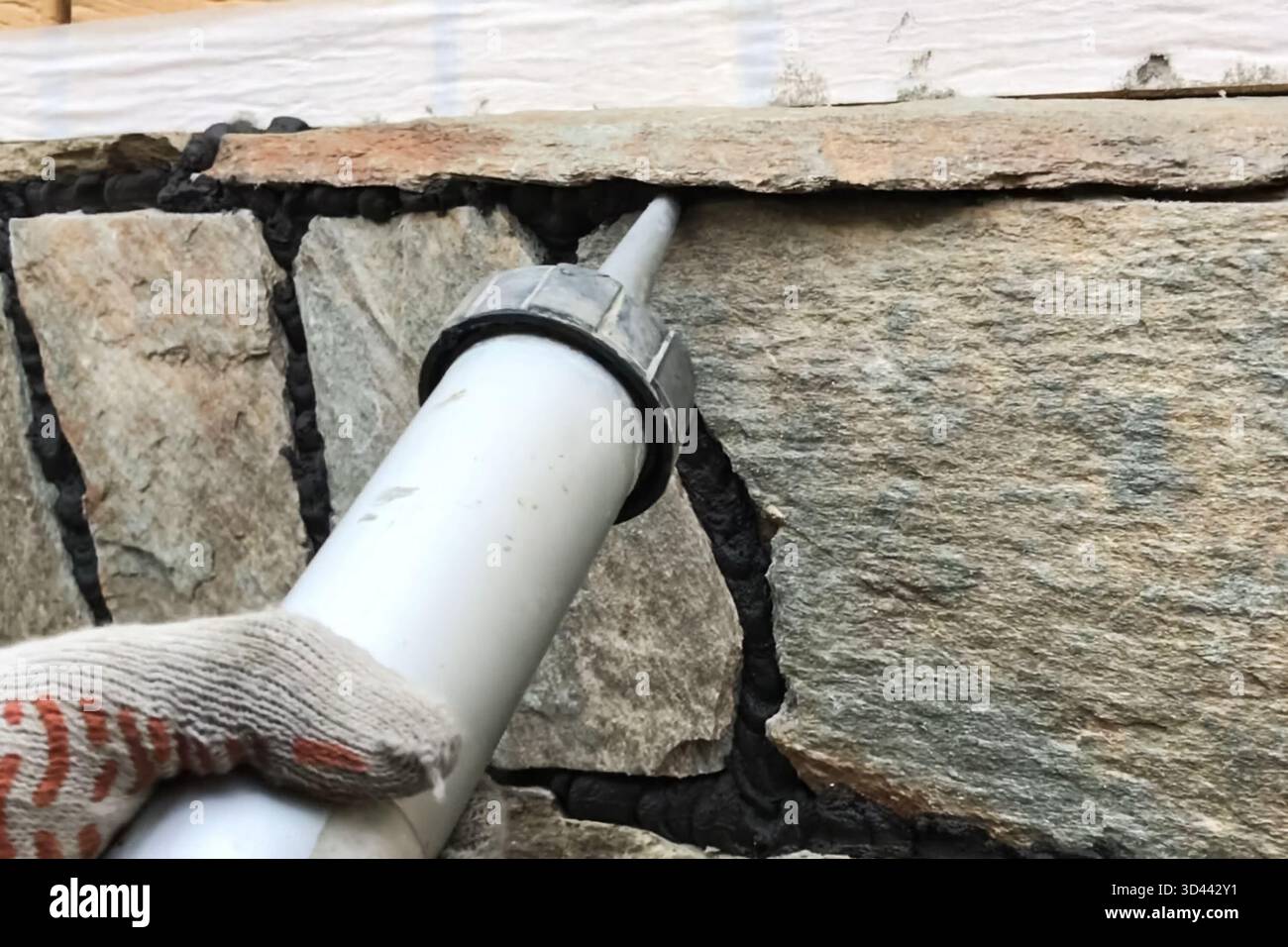 Singing the gaps between the wild stone on the cladding of the ...