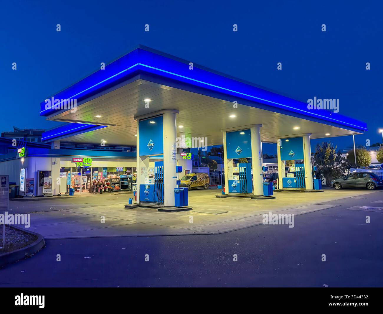 ARAL Tankstelle, Berlin, Deutschland *** ARAL service station, Berlin ...