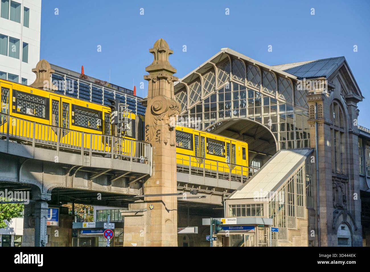Zug der U2, U-Bahnhof Bülowstraße, Schöneberg, Berlin, Deutschland ...