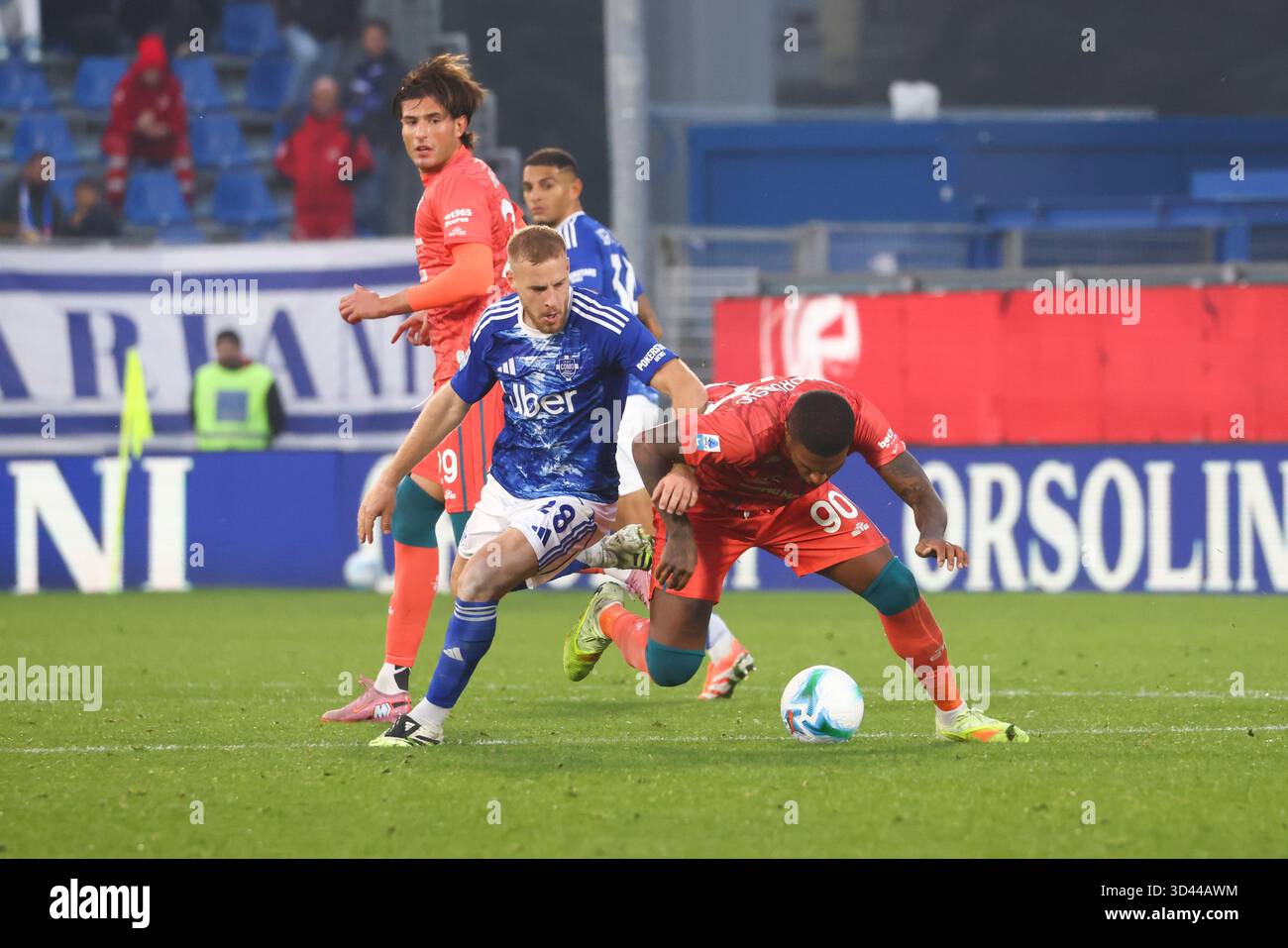 Como, Italy, November 08 2025. Michael Folorunsho, Ivan Smolcic in ...