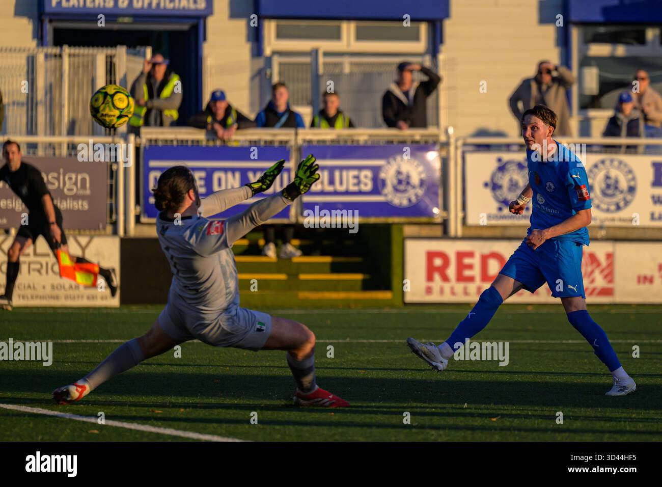 Teddy Collis (9 Billericay Town FC) scores his team's first goal to ...