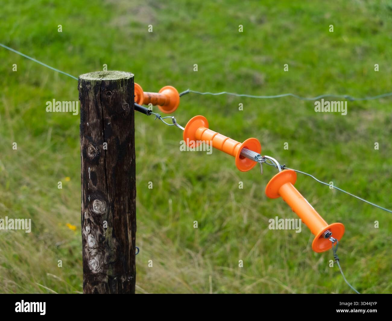 Tension wire fence wooden post hi-res stock photography and images - Alamy