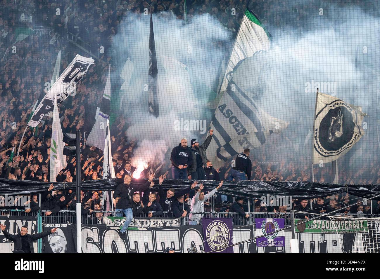 08 November 2025, North Rhine-Westphalia, Mönchengladbach: Soccer ...