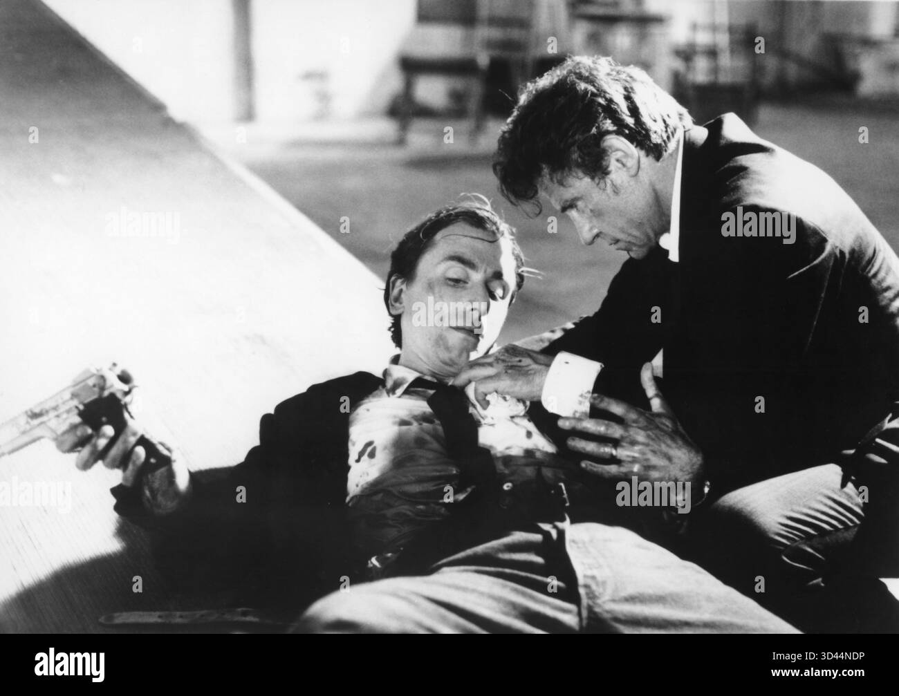 TIM ROTH and HARVEY KEITEL in a scene from RESERVOIR DOGS 1992 Director ...