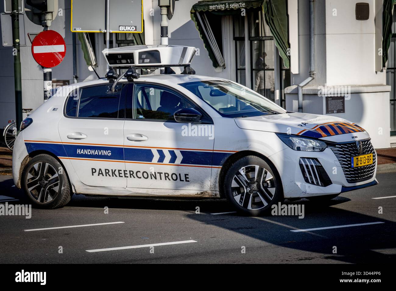 GOUDA - Law enforcement officers are driving around Gouda in scan cars ...