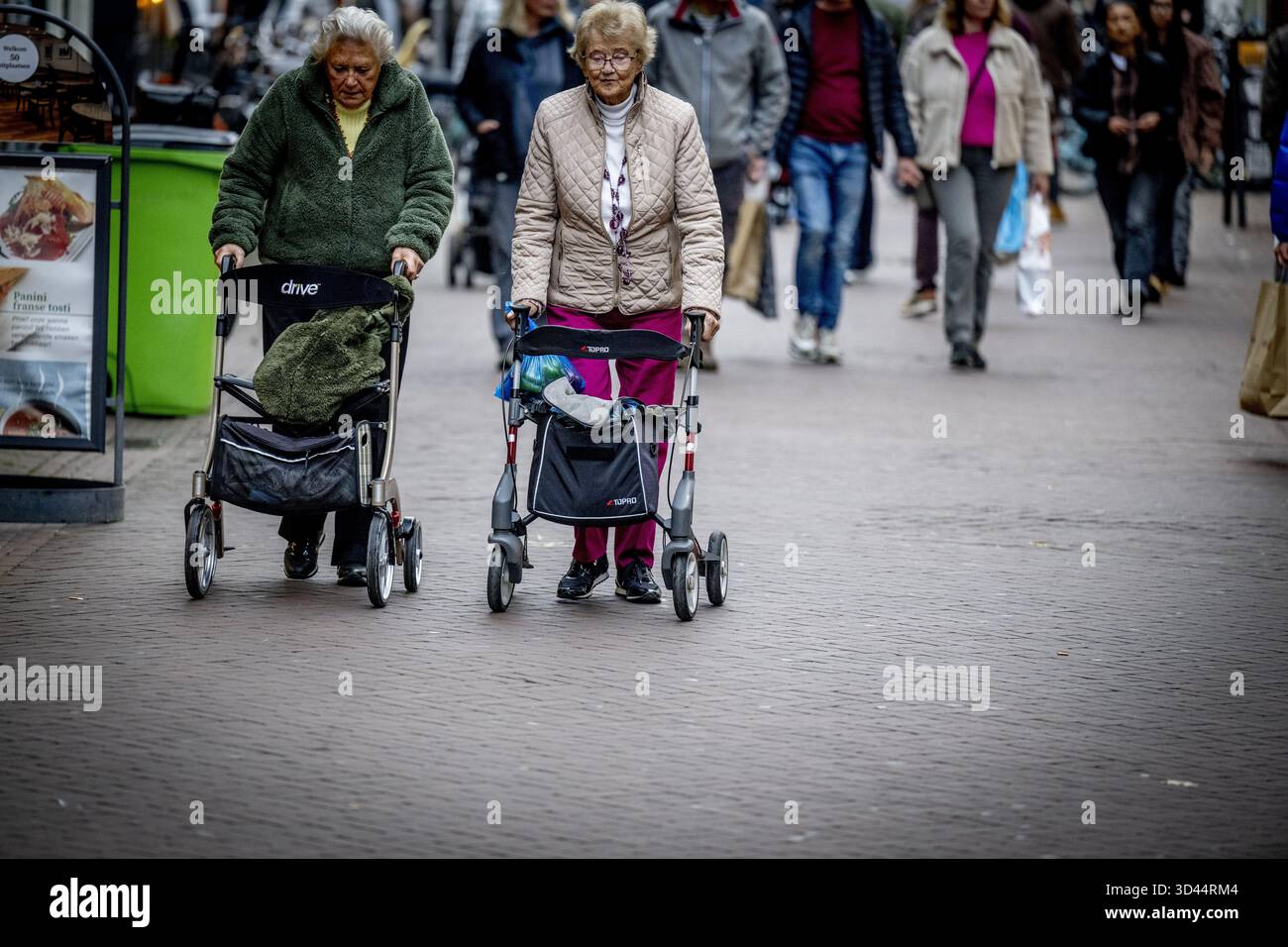 GOUDA - Elderly people on the street behind a walker ANP /HOLLANDSE ...