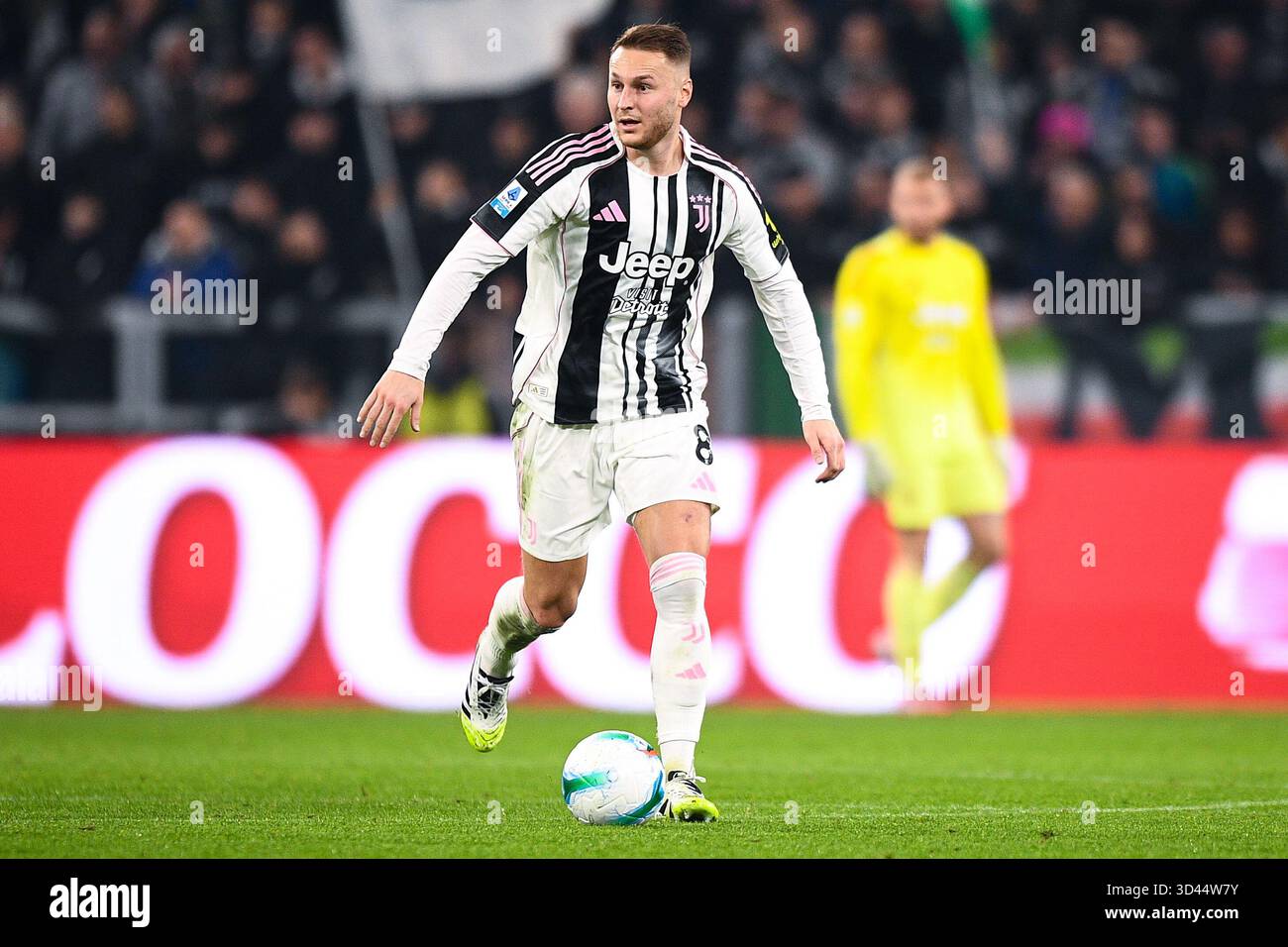 TURIN, ITALY - NOVEMBER 8: Teun Koopmeiners of Juventus FC in action ...