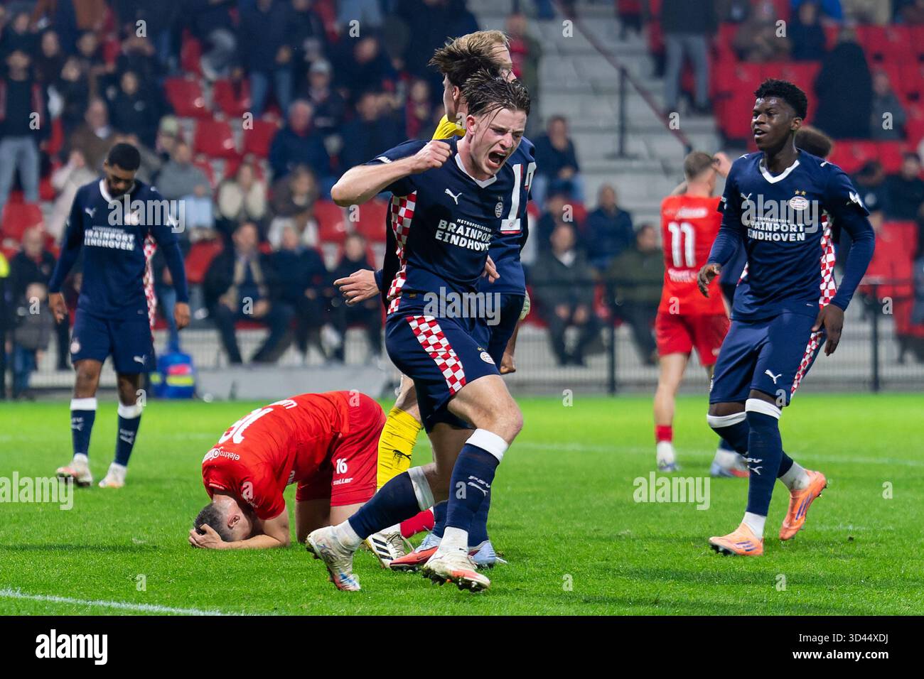 HELMOND, NETHERLANDS - NOVEMBER 8: Robin van Duiven of Jong PSV, Niek ...