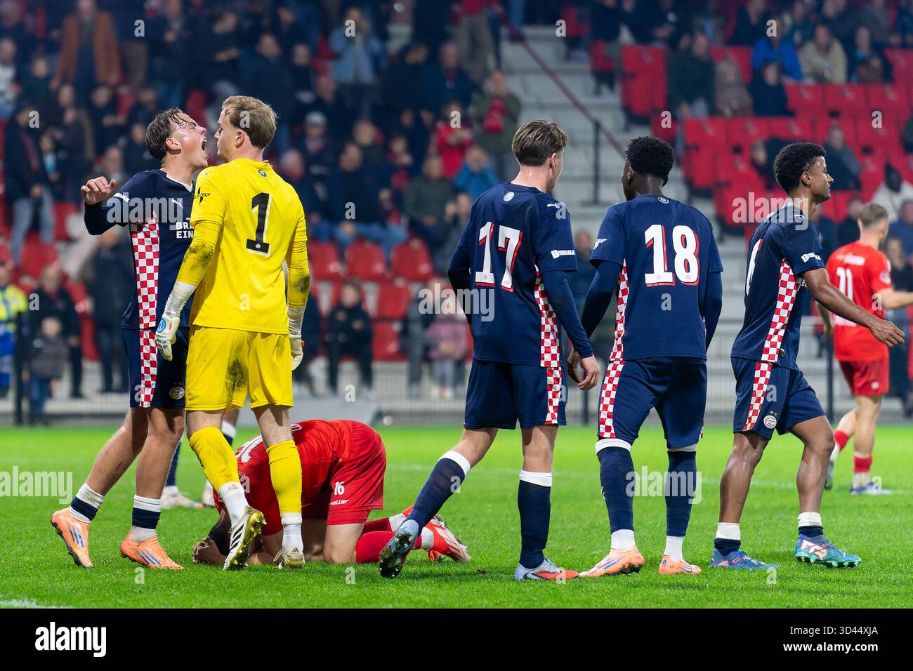 HELMOND, NETHERLANDS - NOVEMBER 8: Robin van Duiven of Jong PSV, Niek ...