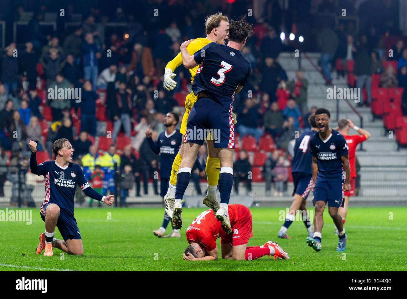 HELMOND, NETHERLANDS - NOVEMBER 8: Robin van Duiven of Jong PSV, Niek ...