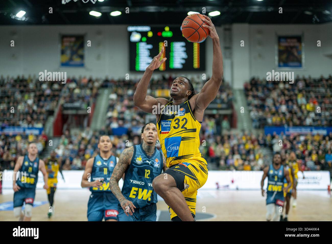 Michale Kyser (EWE Baskets Oldenburg, #12), Keeshawn Kellman (MHP ...