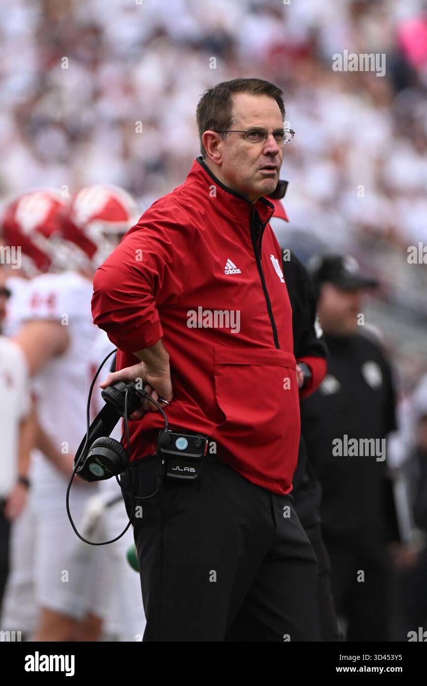 Indiana head coach Curt Cignetti looks on during the first half of an ...