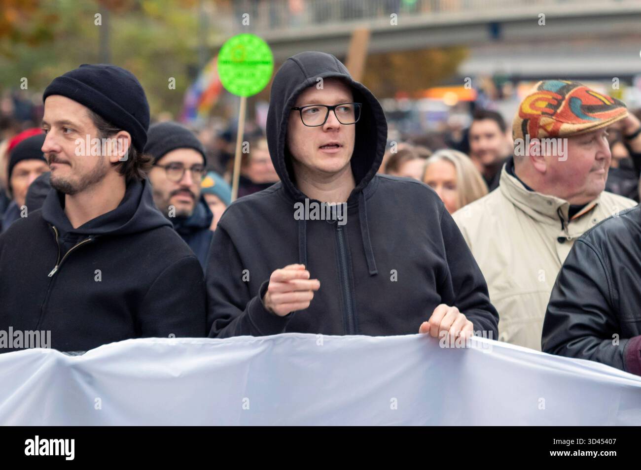 Nico Semsrott bei der PRÜF - Auftakt-Demo zum Start einer Kampagne für die Prüfung aller als ...