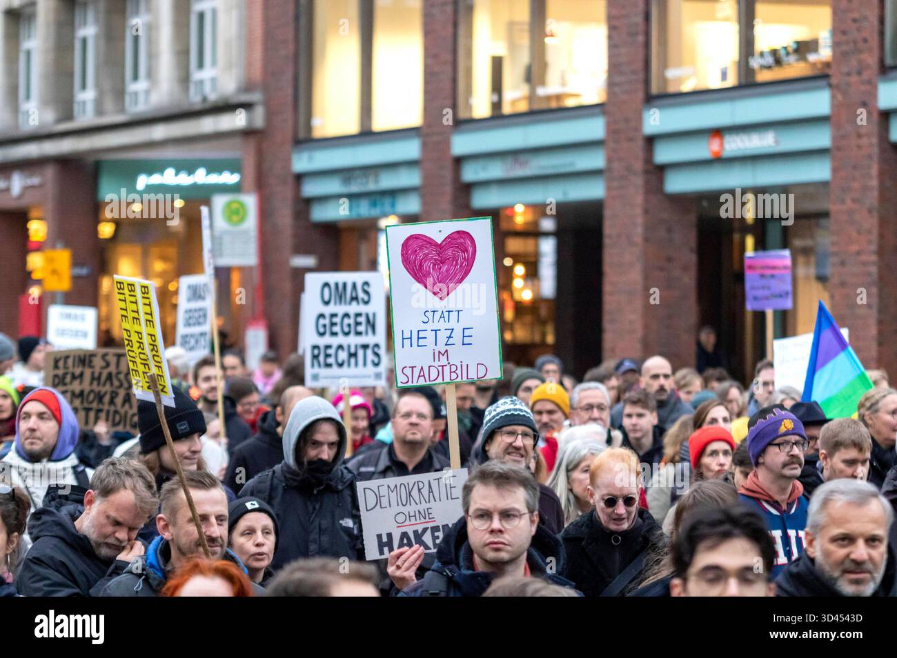 Demonstranten bei der PRÜF - Auftakt-Demo zum Start einer Kampagne des Satirikers Nico Semsrott ...