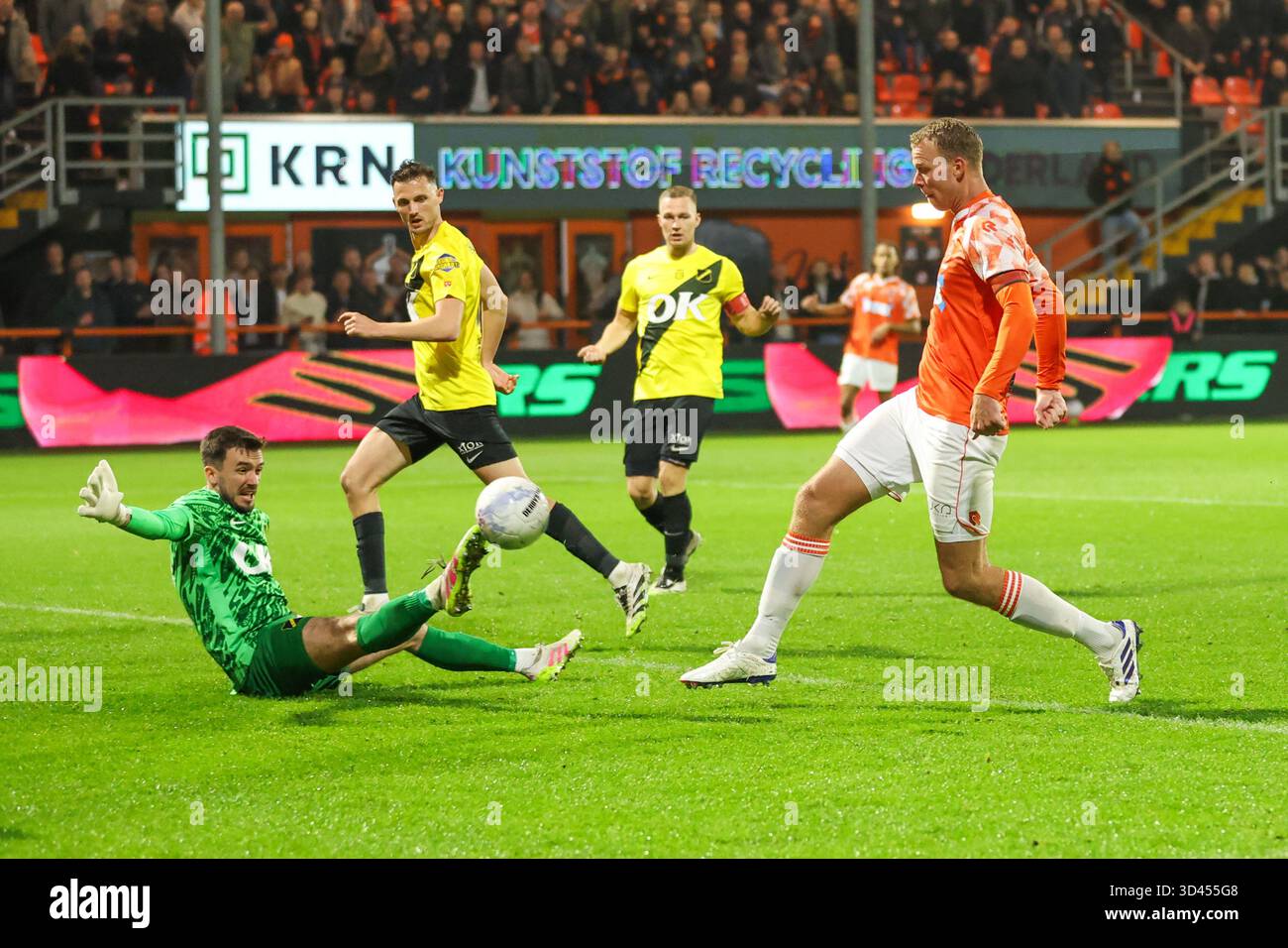VOLENDAM, NETHERLANDS - NOVEMBER 8: GOAL Henk Veerman aanvoerder of FC ...
