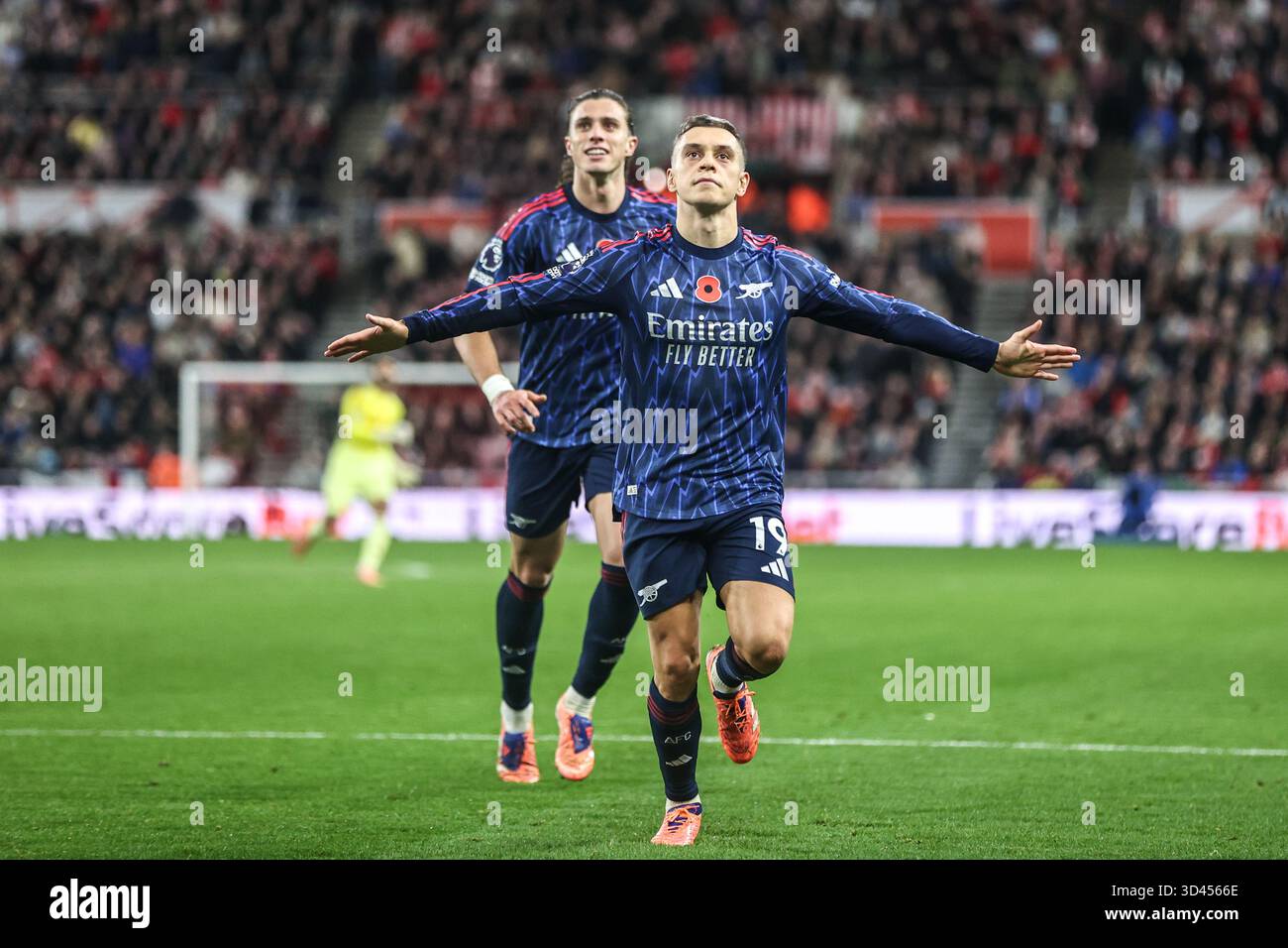 Leandro Trossard of Arsenal celebrates his goal to make it 1-2 during ...