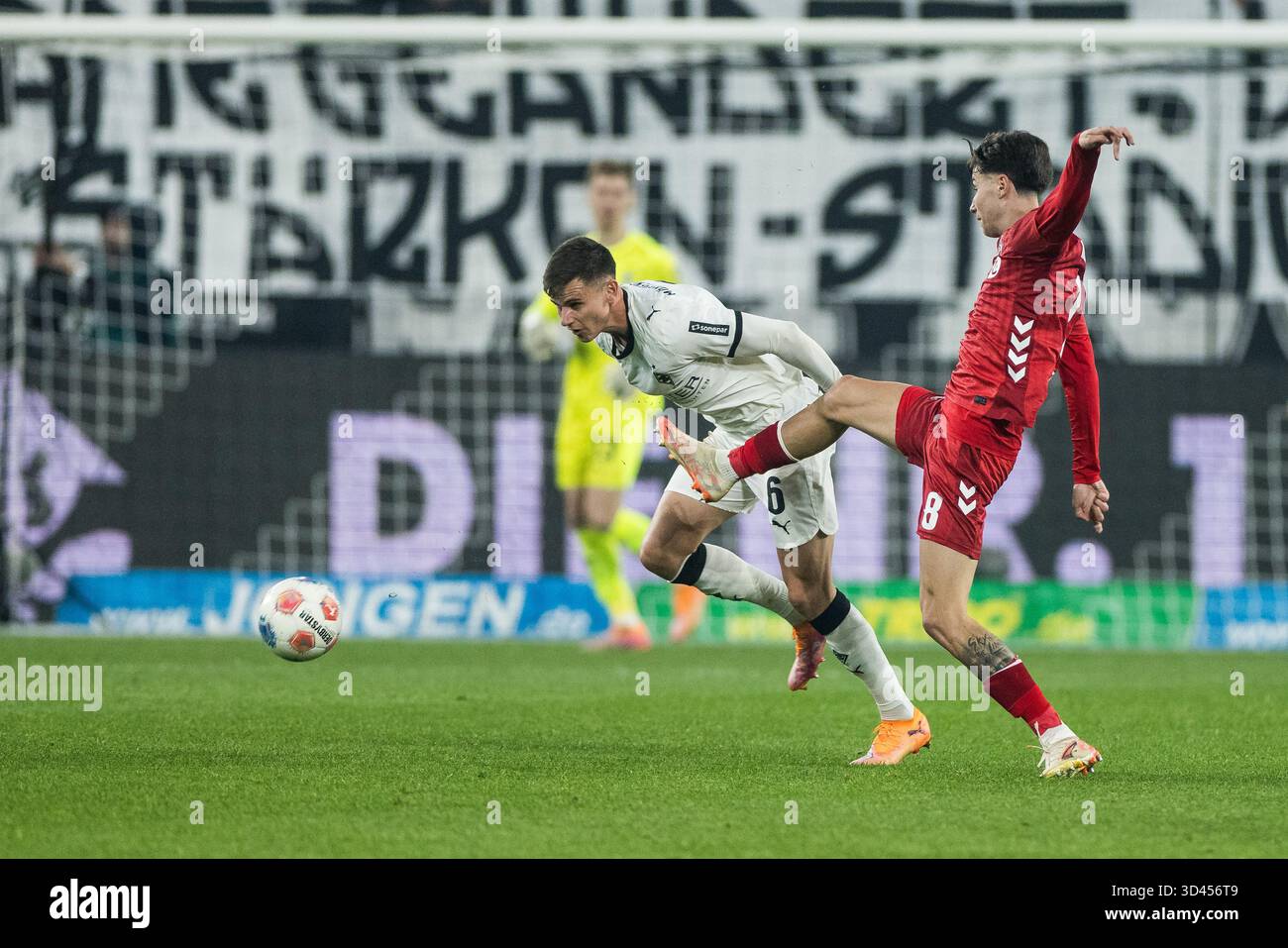 Tackle Philipp Sander (Borussia Mönchengladbach, 16), Denis Huseinbasic ...